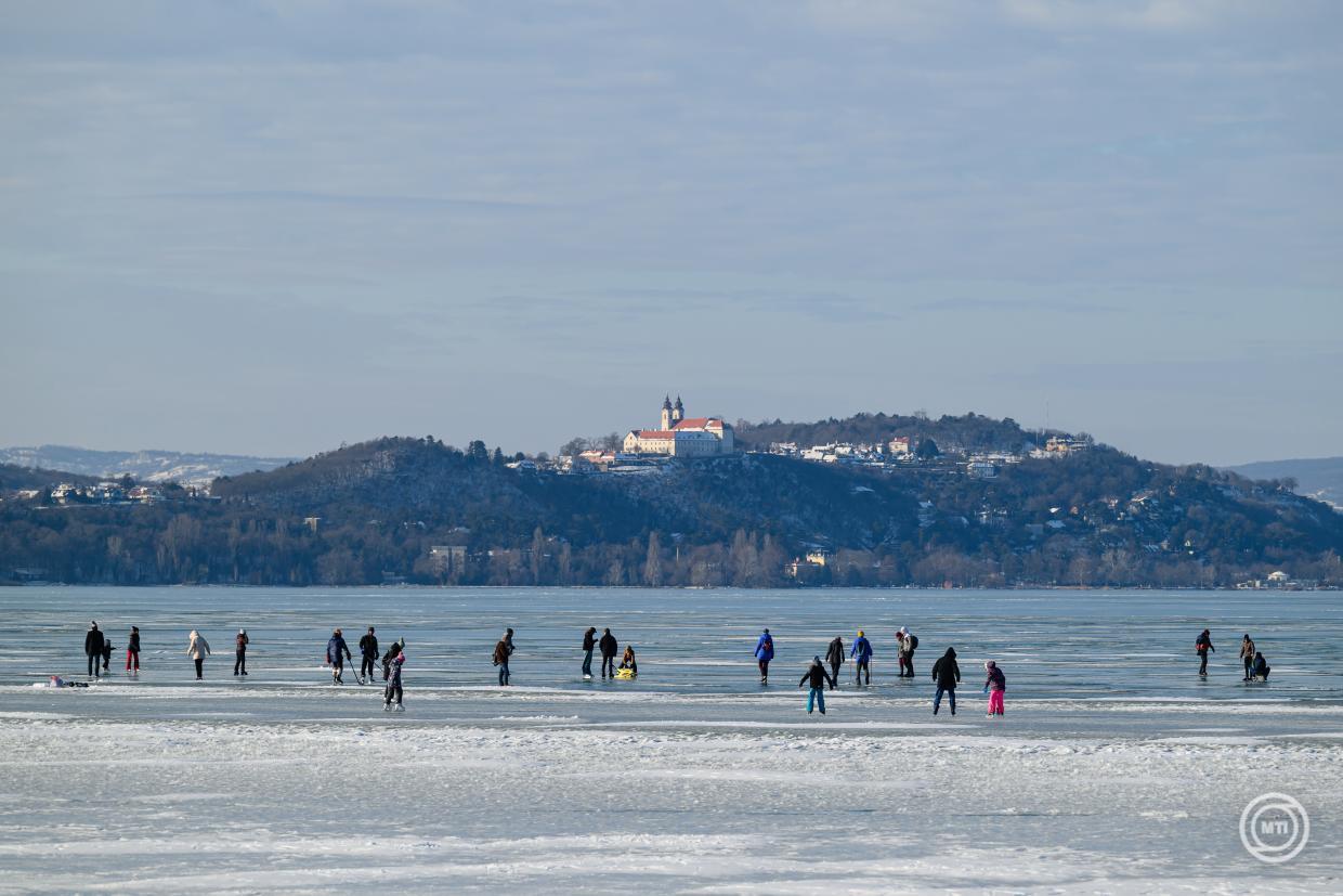 Photo Gallery: Lake Balaton Frozen Over – Pannonland.com