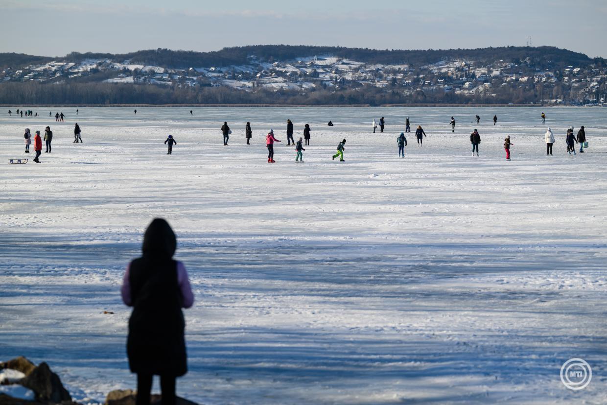 Photo Gallery: Lake Balaton Frozen Over – Pannonland.com