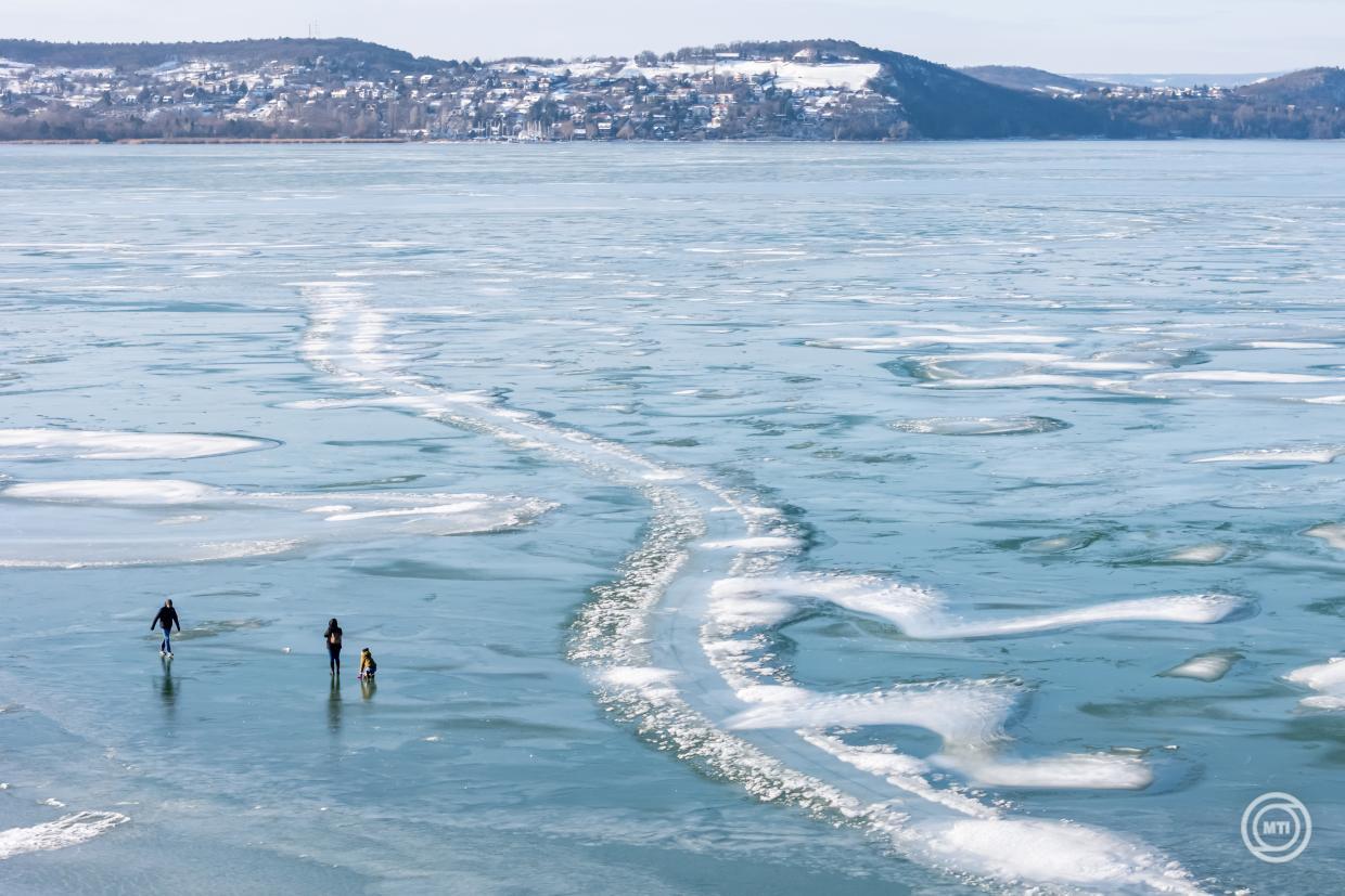 Photo Gallery: Lake Balaton Frozen Over – Pannonland.com